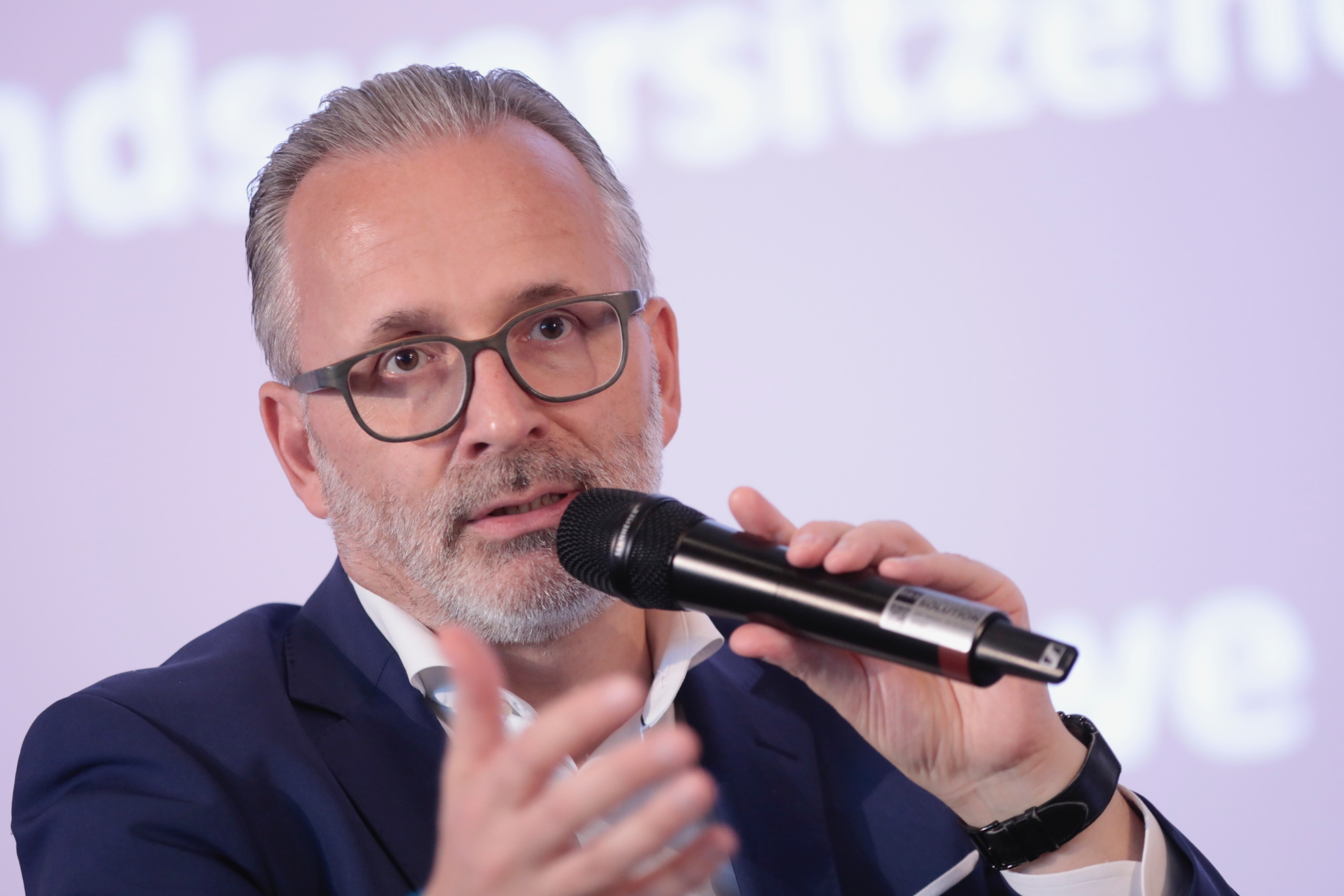 Klartext mit Haltung: Carsten Knobel im Gespräch - Unternehmerschaft ...