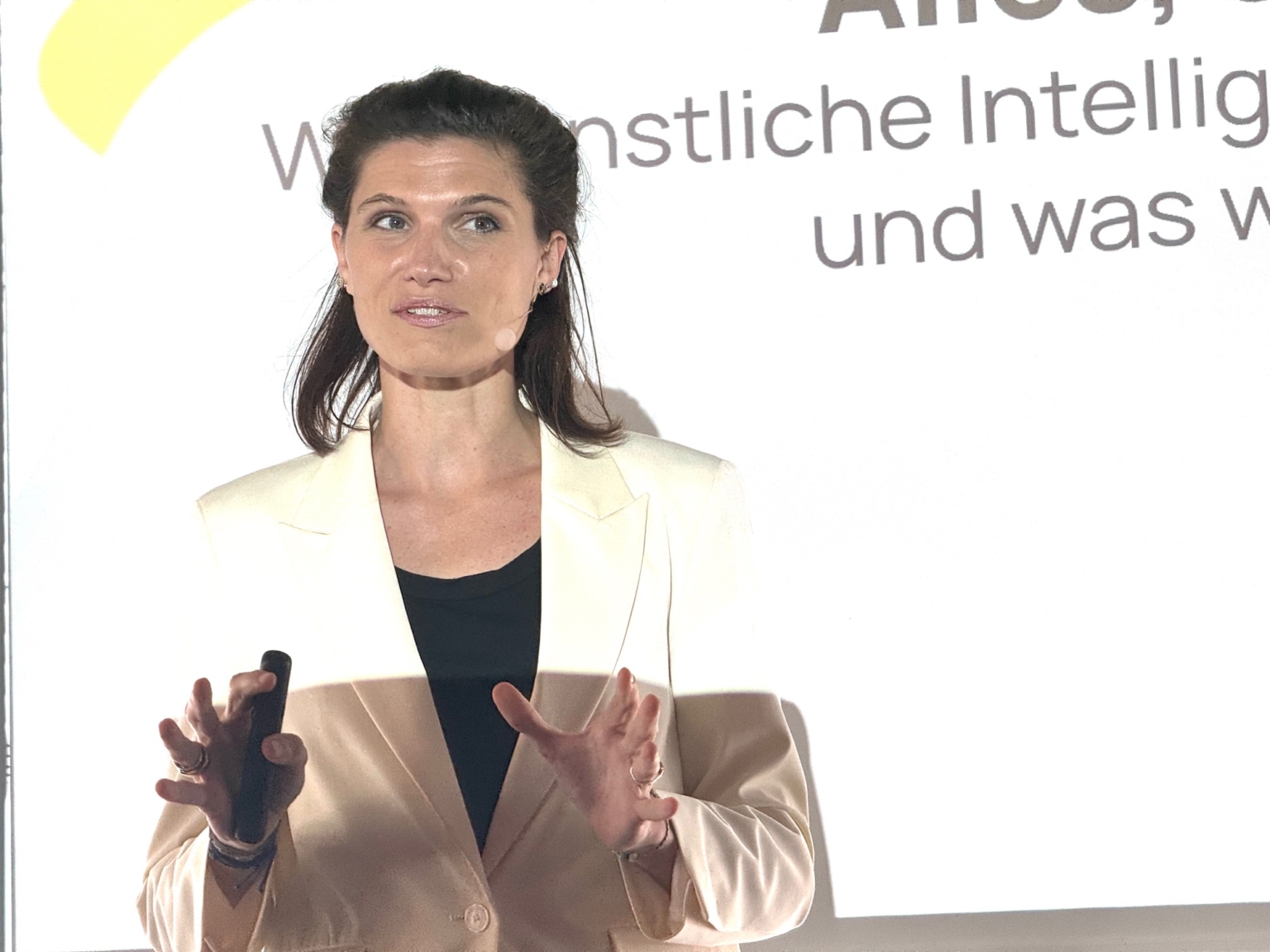 Künstliche Intelligenz im Fokus: Ein Blick auf die Zukunft mit Dr. Léa ...
